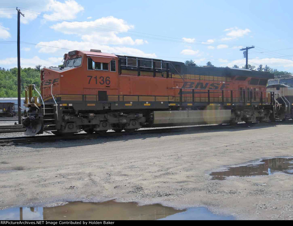 BNSF 7136